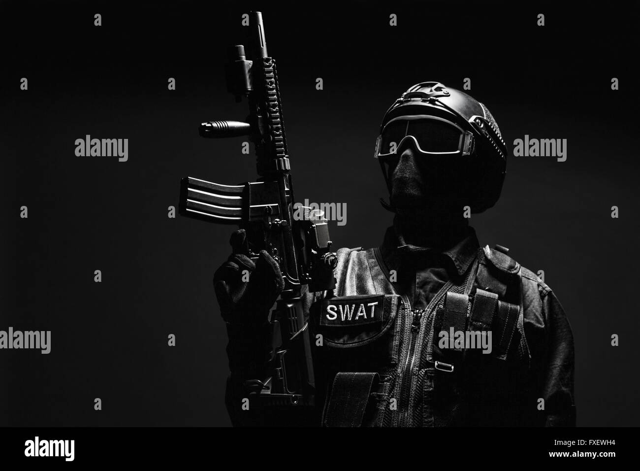 Spec ops police officer SWAT Stock Photo - Alamy