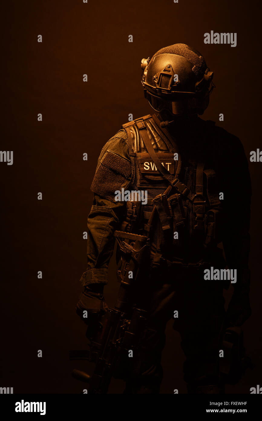 Spec ops police officer SWAT Stock Photo - Alamy