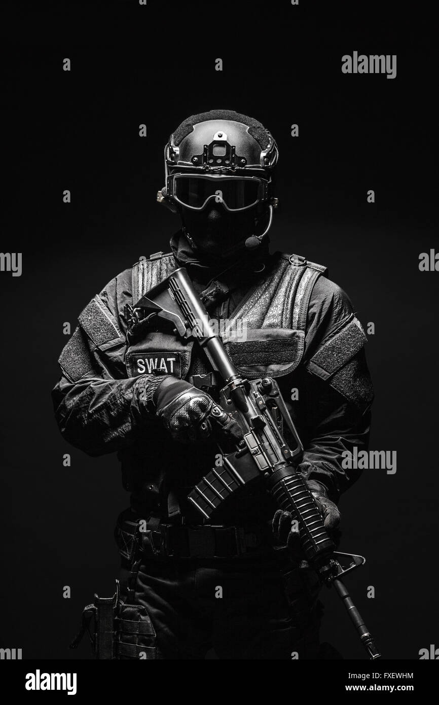 Spec ops police officer SWAT Stock Photo - Alamy