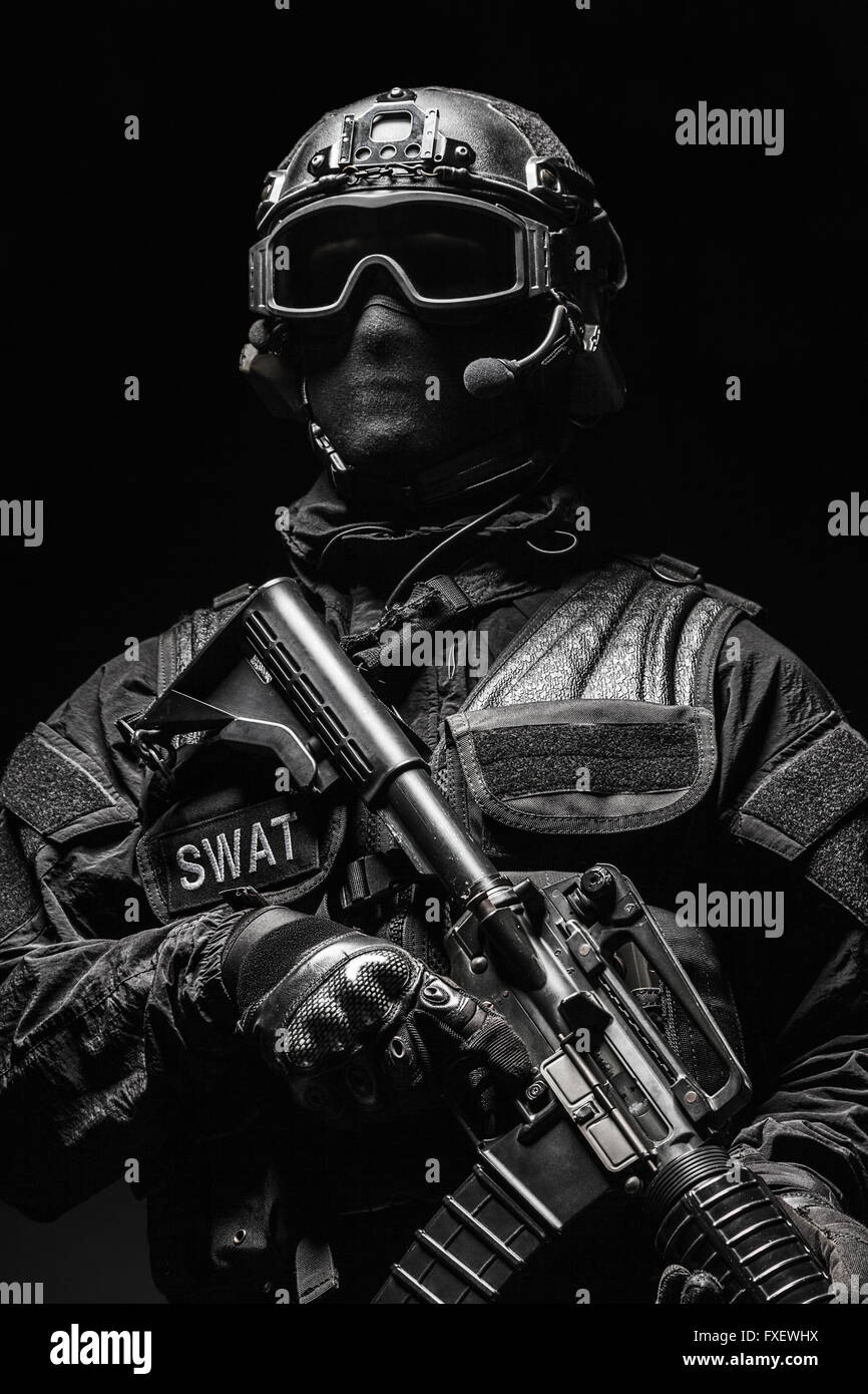 Spec ops police officer SWAT Stock Photo - Alamy