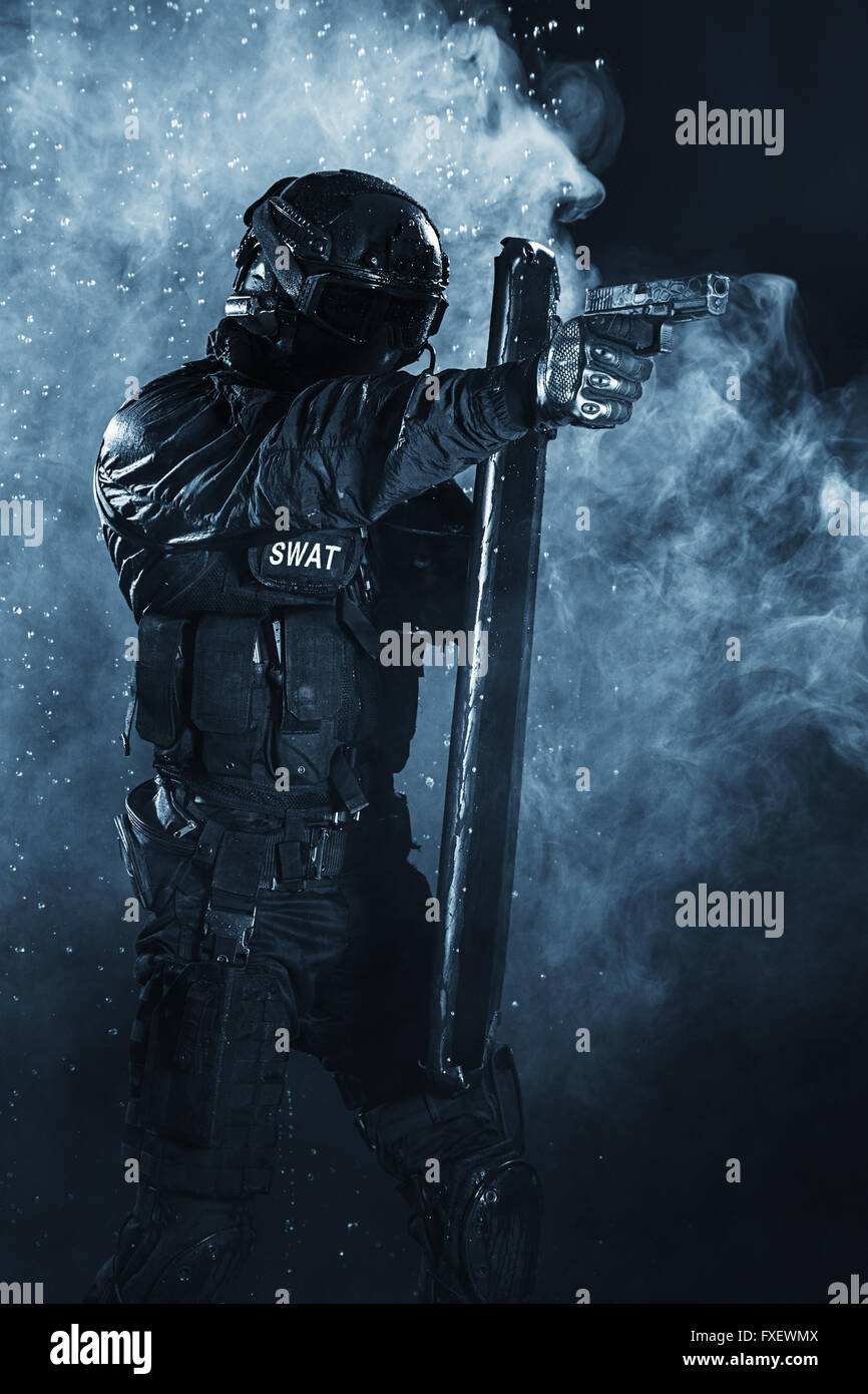 Police officer ballistic shield hi-res stock photography and images - Alamy