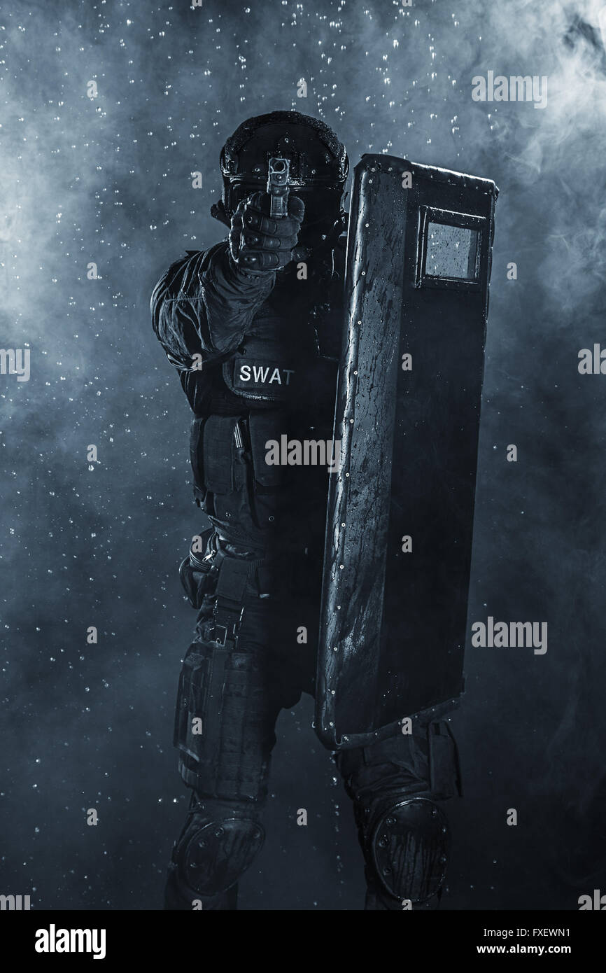police officer with ballistic shield Stock Photo - Alamy