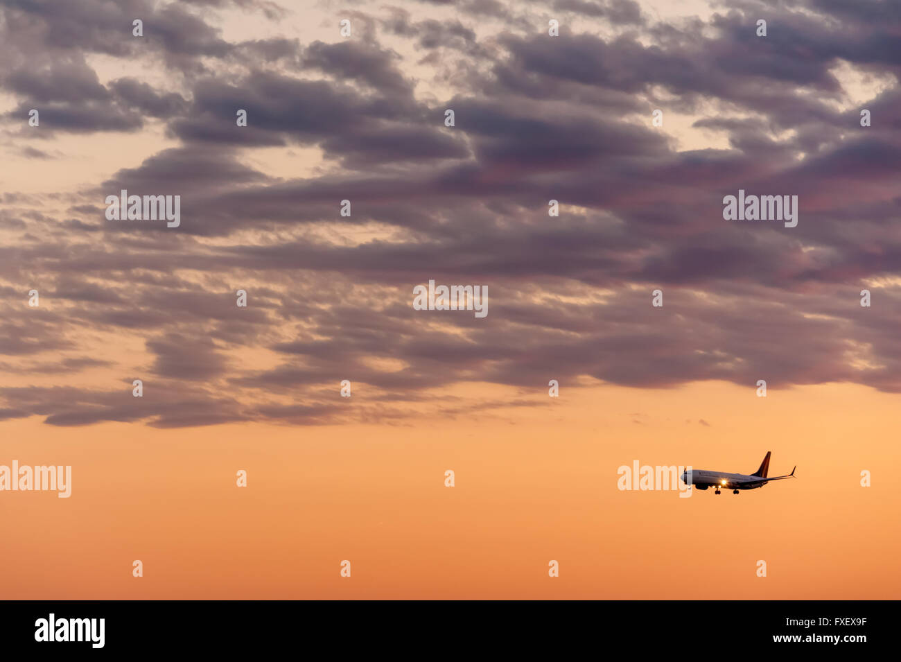 Delta plane atlanta airport hi-res stock photography and images - Alamy
