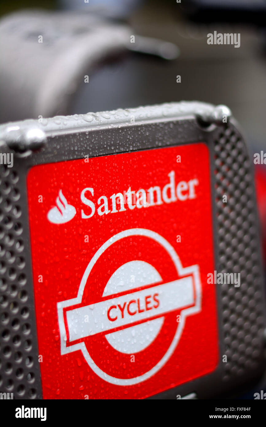 Santander sponsored Boris bike in the rain Stock Photo - Alamy