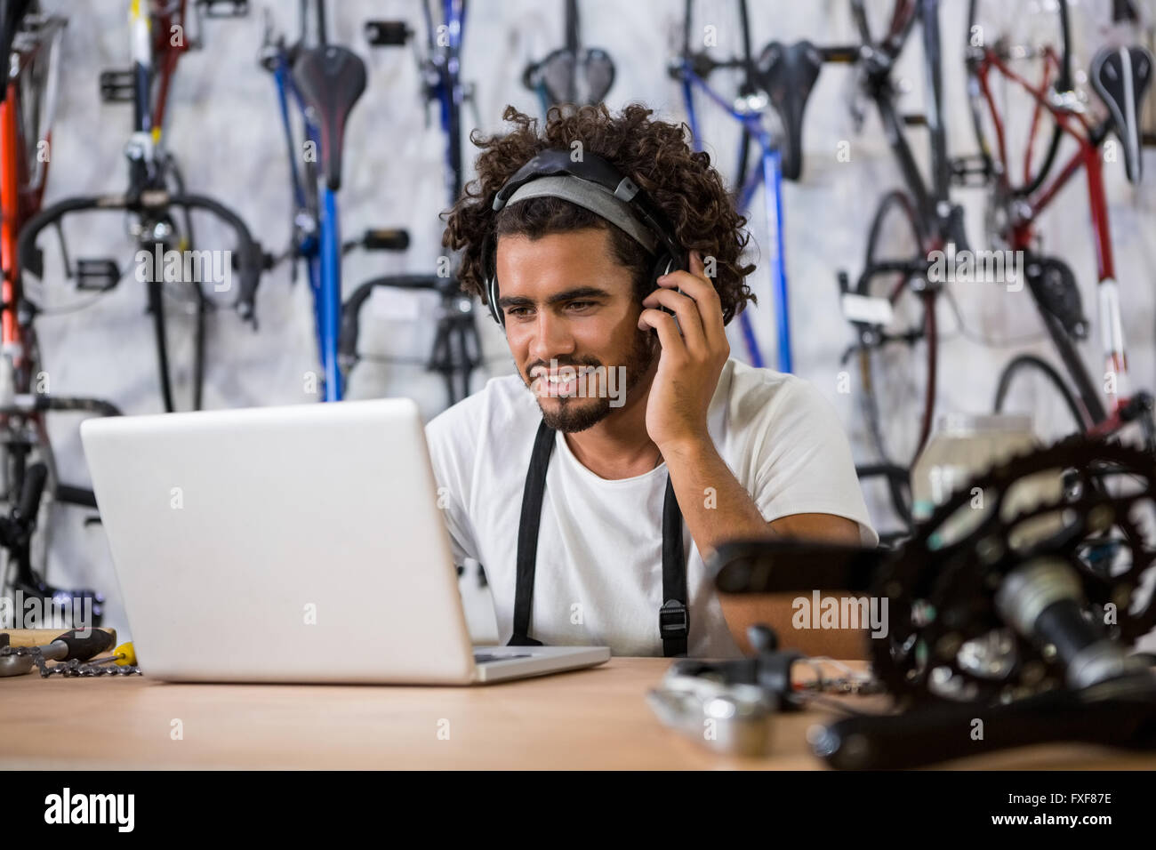 Worker with phone hi-res stock photography and images - Alamy
