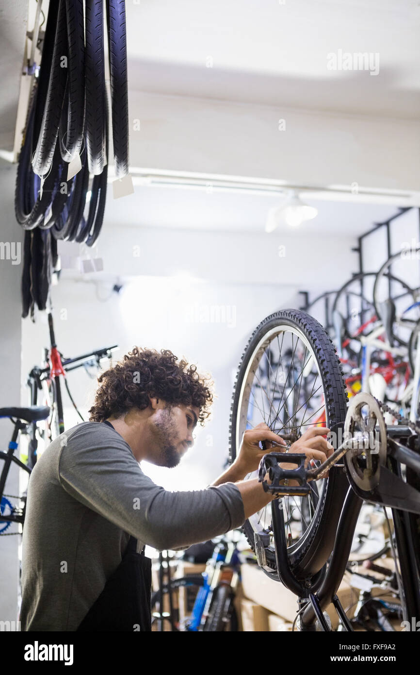 Worker repairing bicycles Stock Photo - Alamy