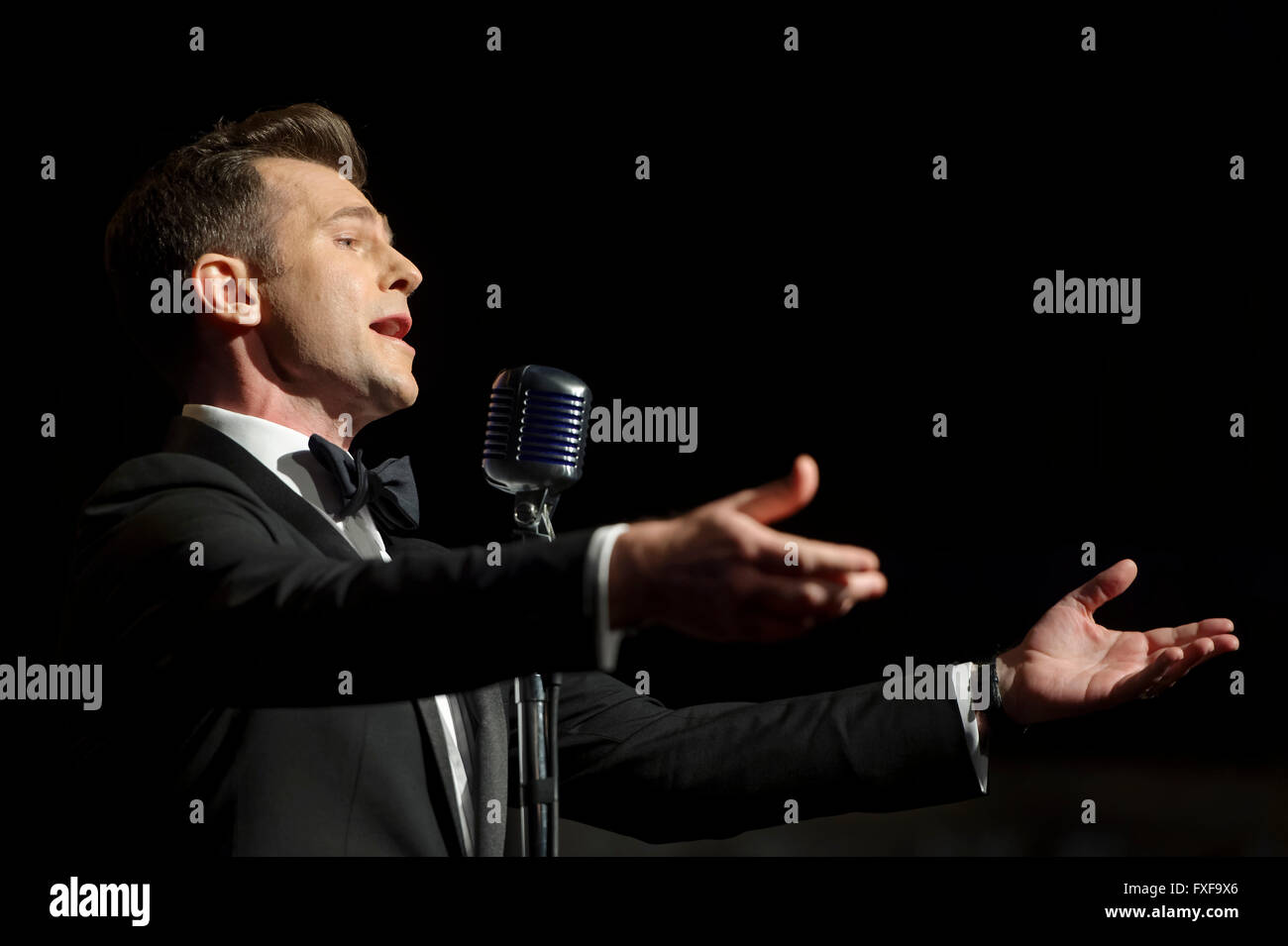 David Campbell sings a medley of songs during the cast announcement for ...