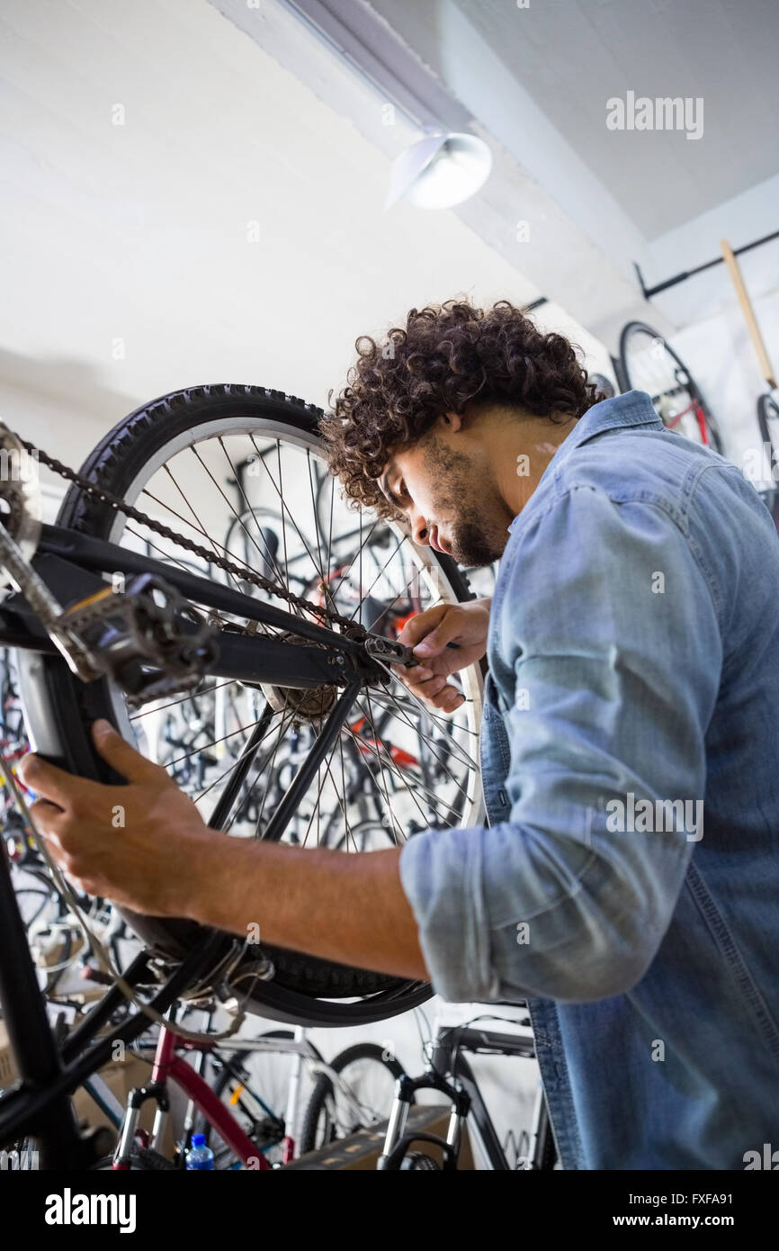 Worker repairing bicycles Stock Photo - Alamy