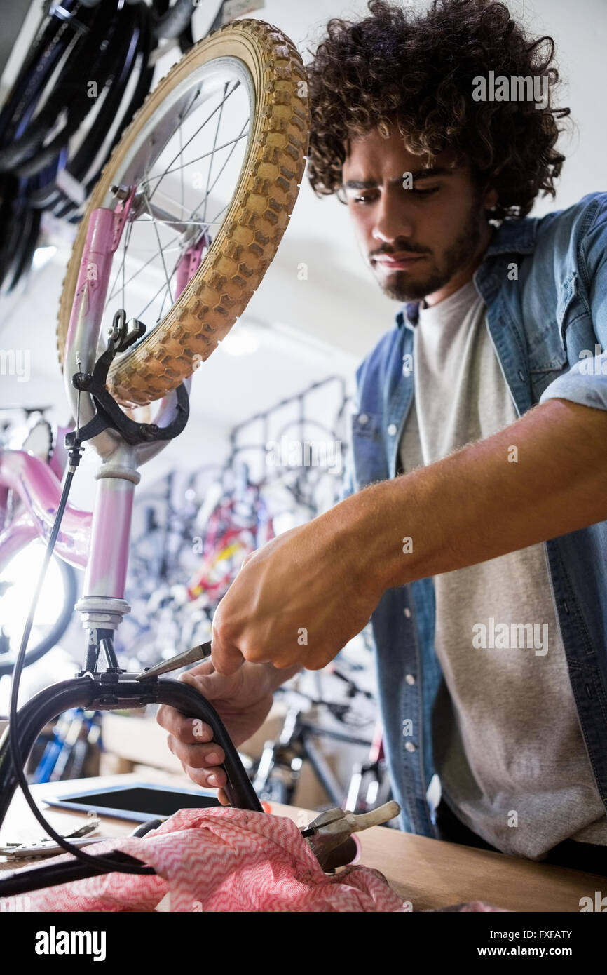 Worker repairing bicycles Stock Photo - Alamy