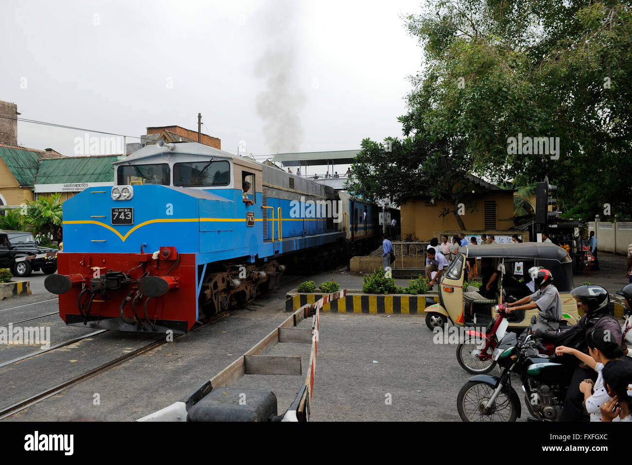 SRI LANKA Colombo, packed train of Sri Lanka railways Stock Photo - Alamy