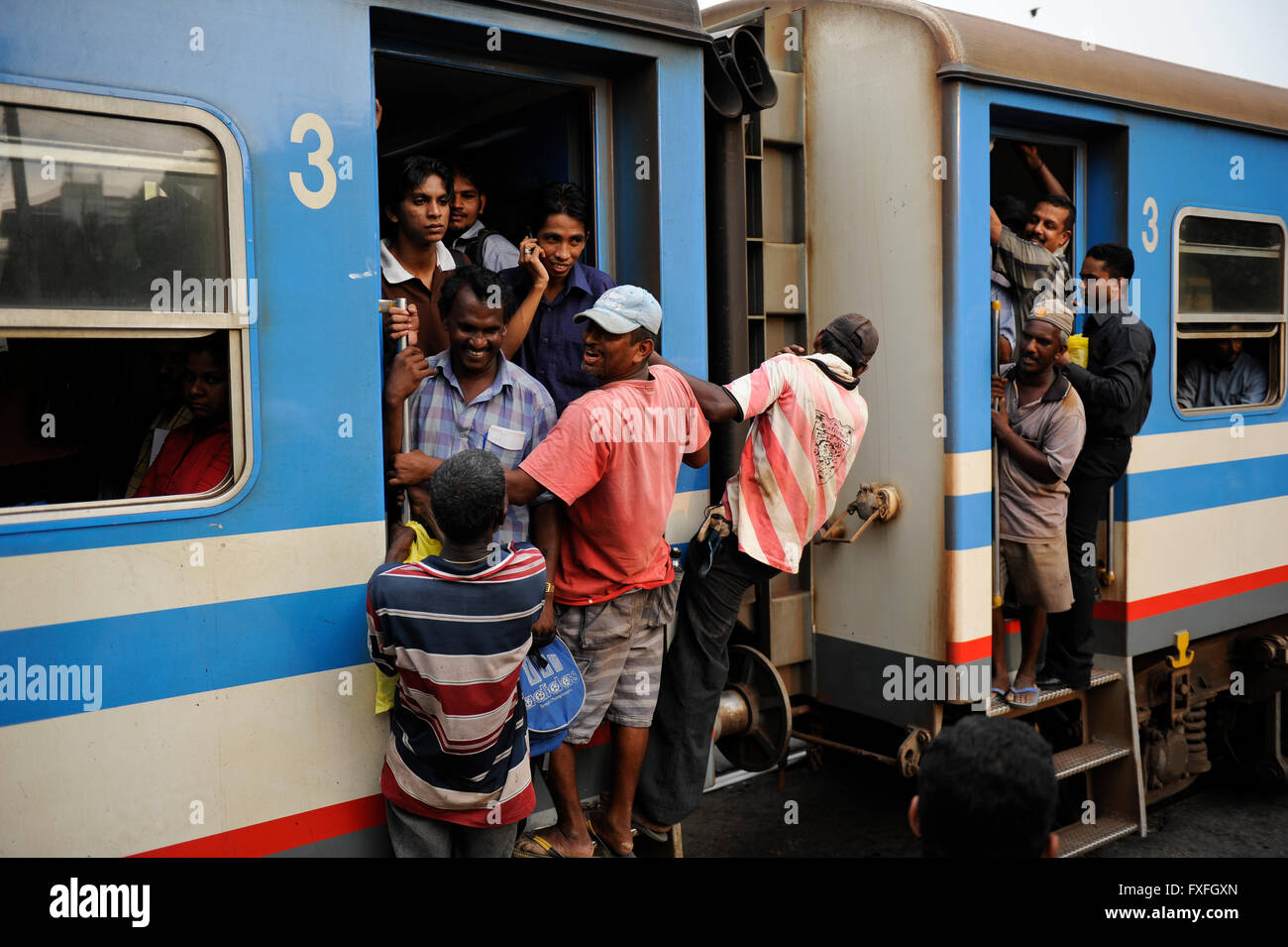 SRI LANKA Colombo, packed train of Sri Lanka railways Stock Photo - Alamy