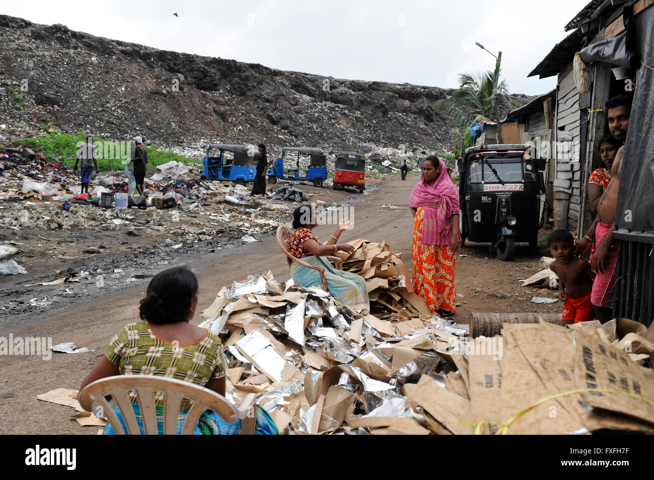 Sri Lanka Colombo, garbage mountain at Bloemendhal Road, rag picker ...