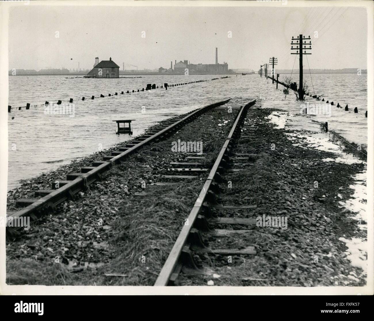 1963 - Flood railroad train tracks © Keystone Pictures USA/ZUMAPRESS ...
