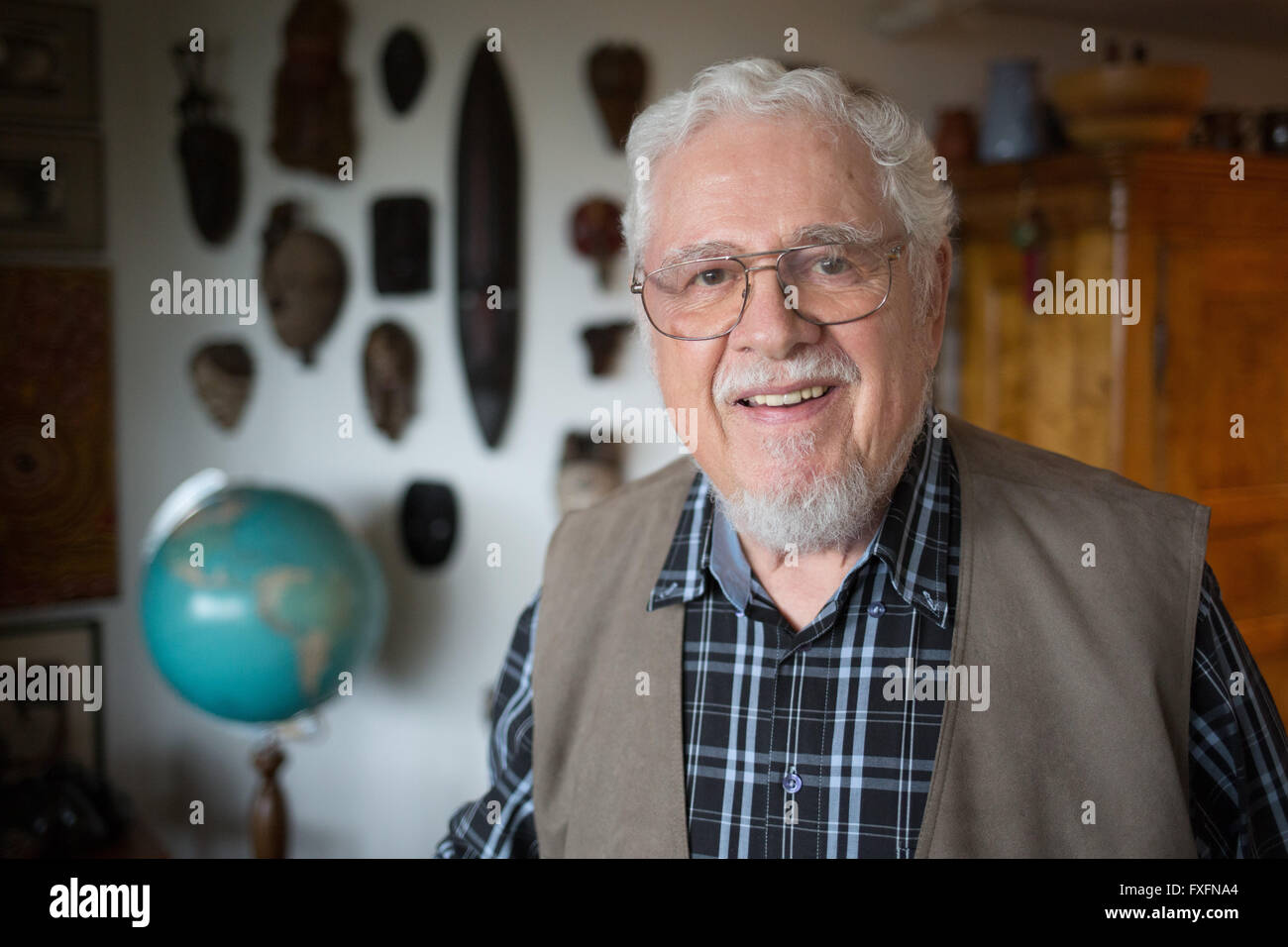 Hamburg, Germany. 07th Apr, 2016. German-US singer Bill Ramsey poses ...