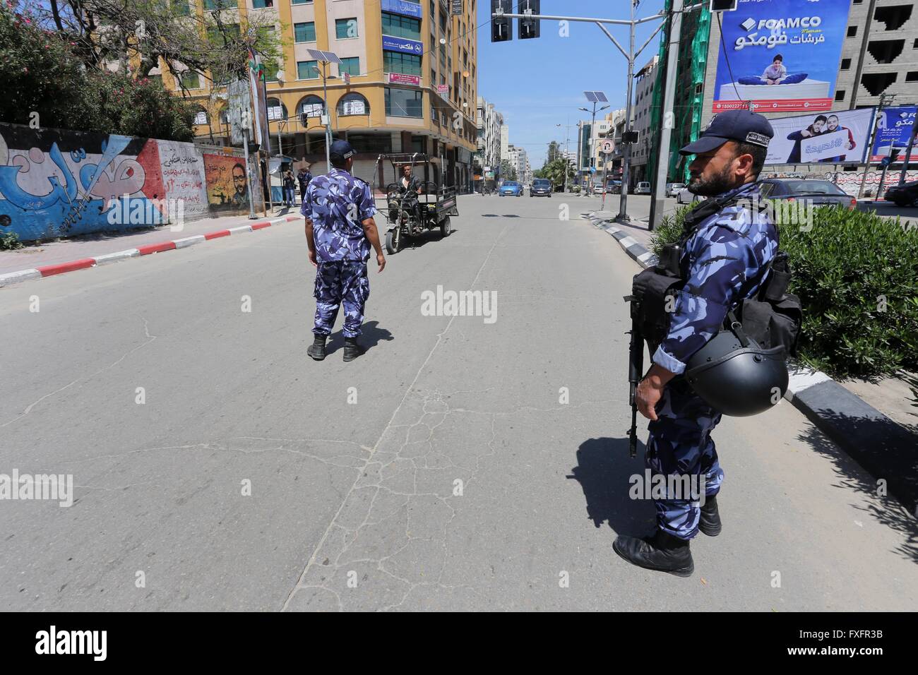 Gaza City, Gaza Strip, Palestinian Territory. 15th Apr, 2016. Members ...