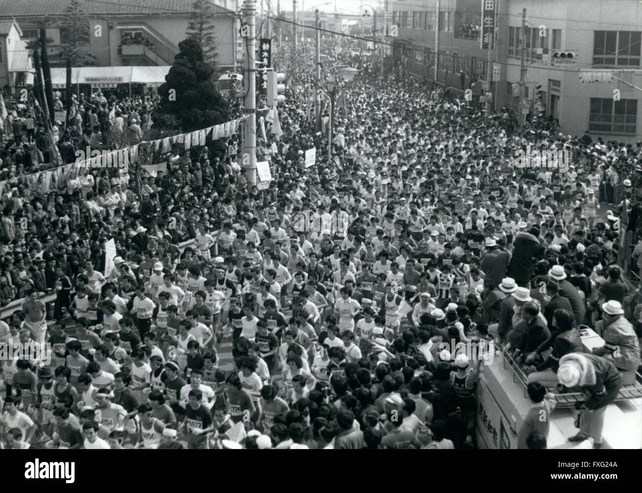 1976 - Photo shows wave after wave of runners at the start of the Ome ...
