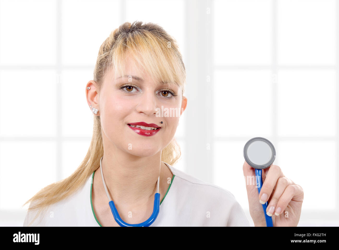 a female doctor with a stethoscope listening Stock Photo - Alamy