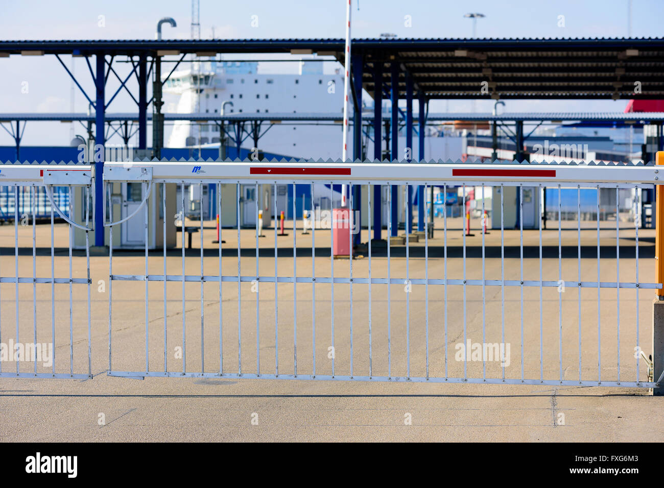 Customs barrier hi-res stock photography and images - Alamy
