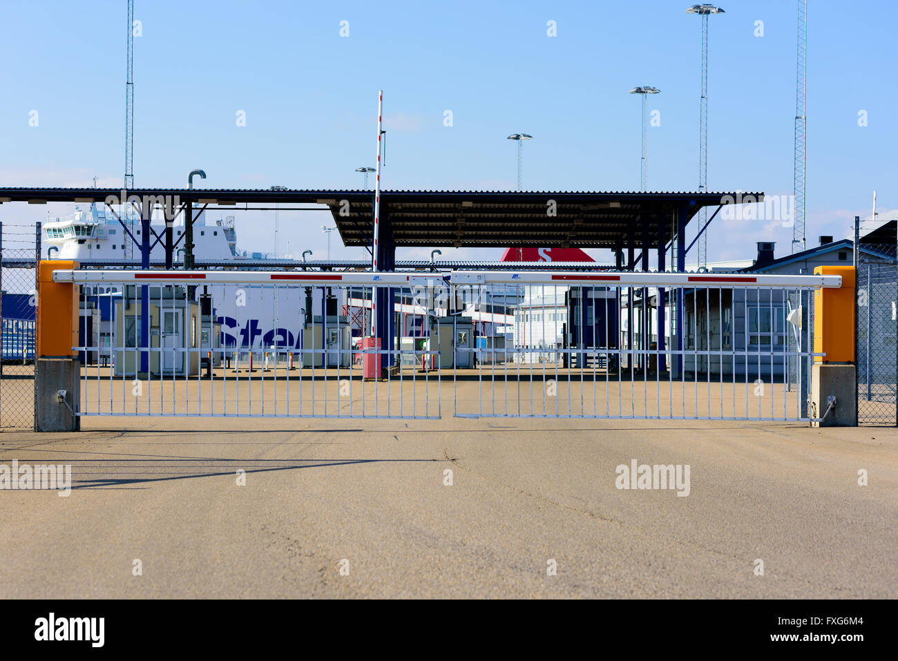 Customs barrier hi-res stock photography and images - Alamy