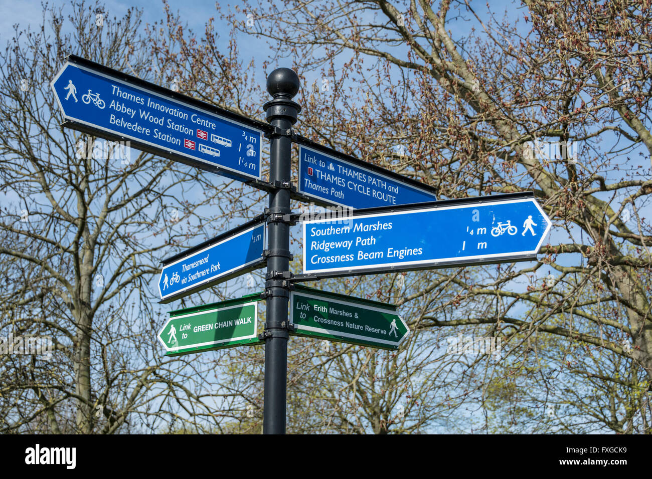 Thames pathway hi-res stock photography and images - Alamy