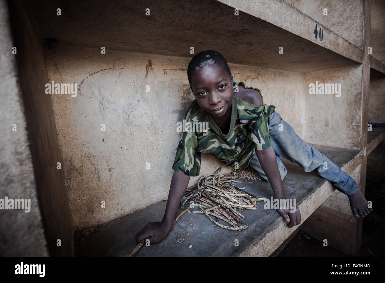Poor boy hi-res stock photography and images - Alamy