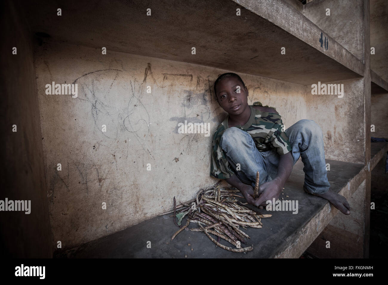 Poor boy hi-res stock photography and images - Alamy