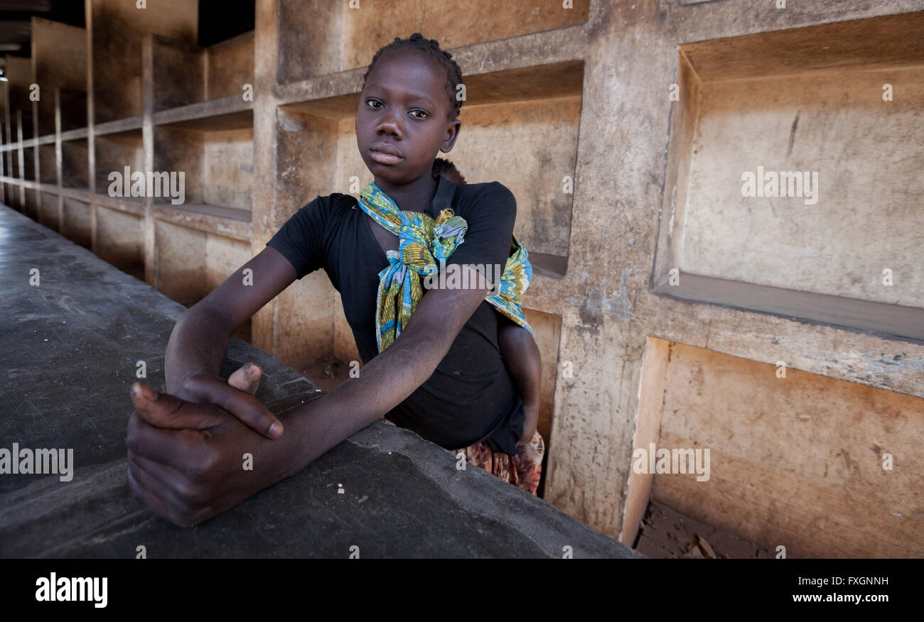 Poor girl hi-res stock photography and images - Alamy