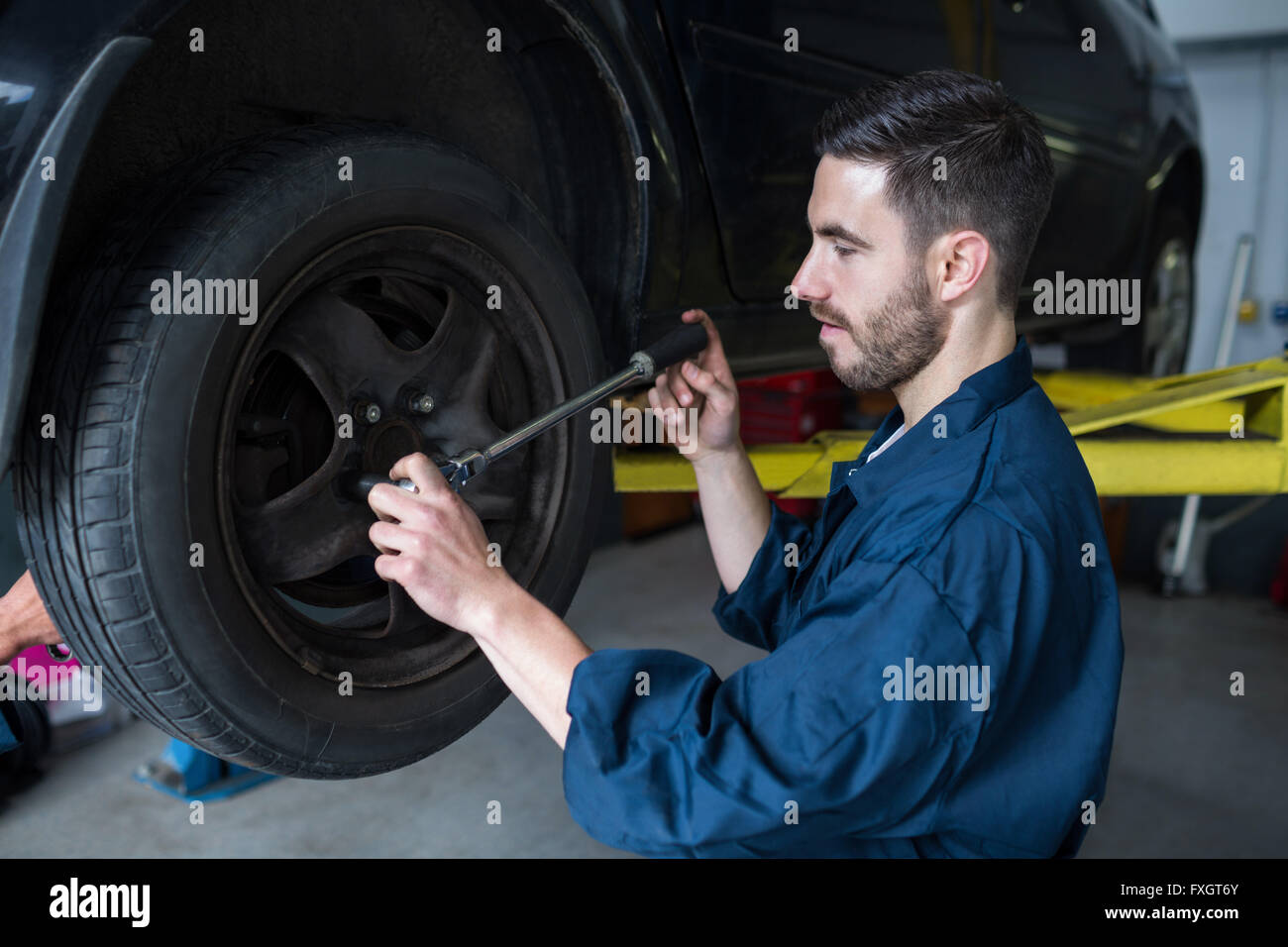 Mechanic changing car wheel Stock Photo - Alamy