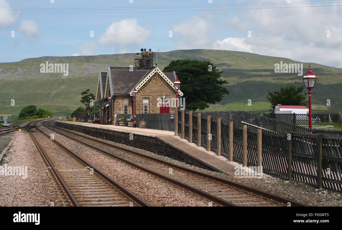 Ribblehead silhouette hi-res stock photography and images - Alamy