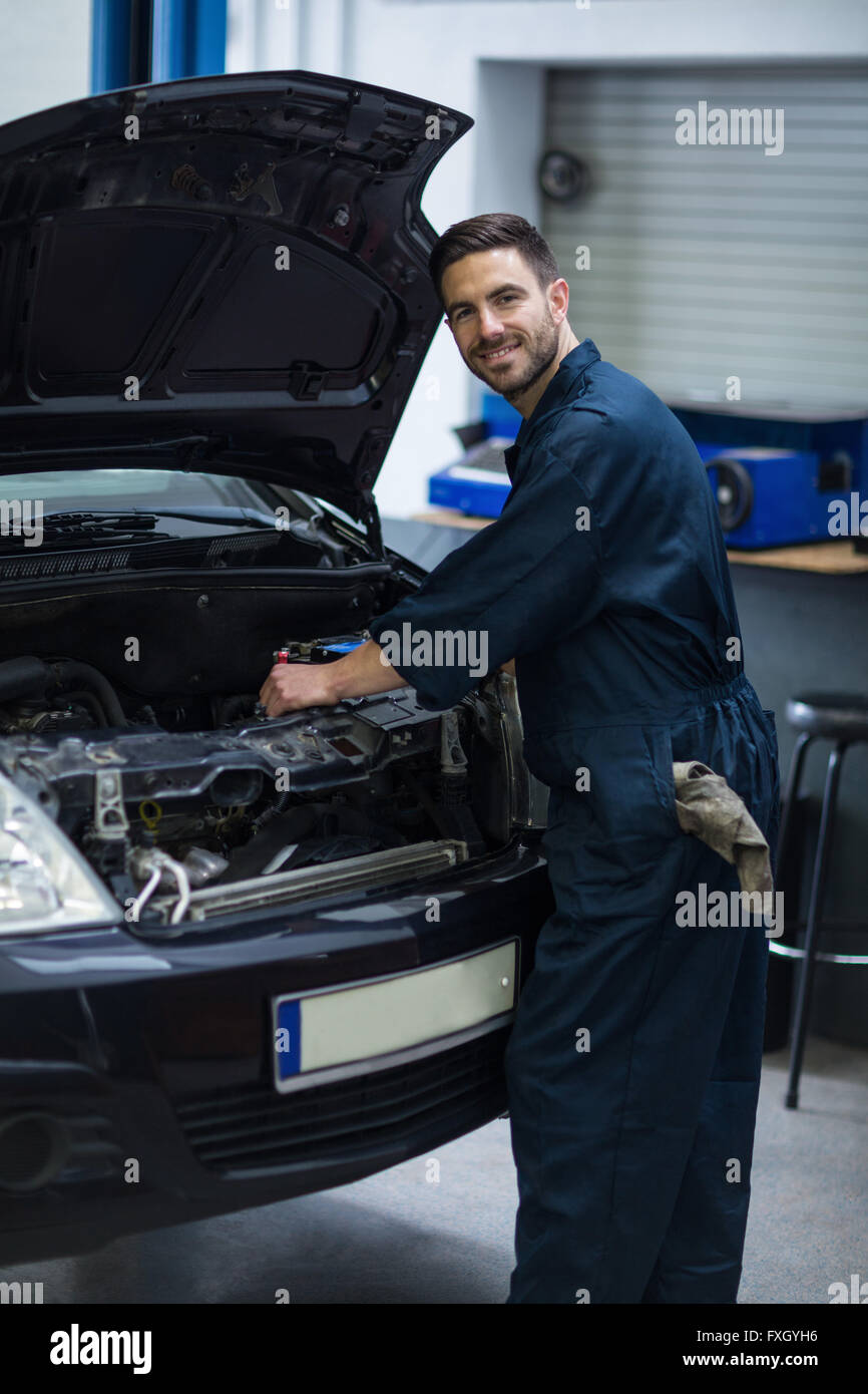Smiling caucasian auto mechanic hi-res stock photography and images - Alamy