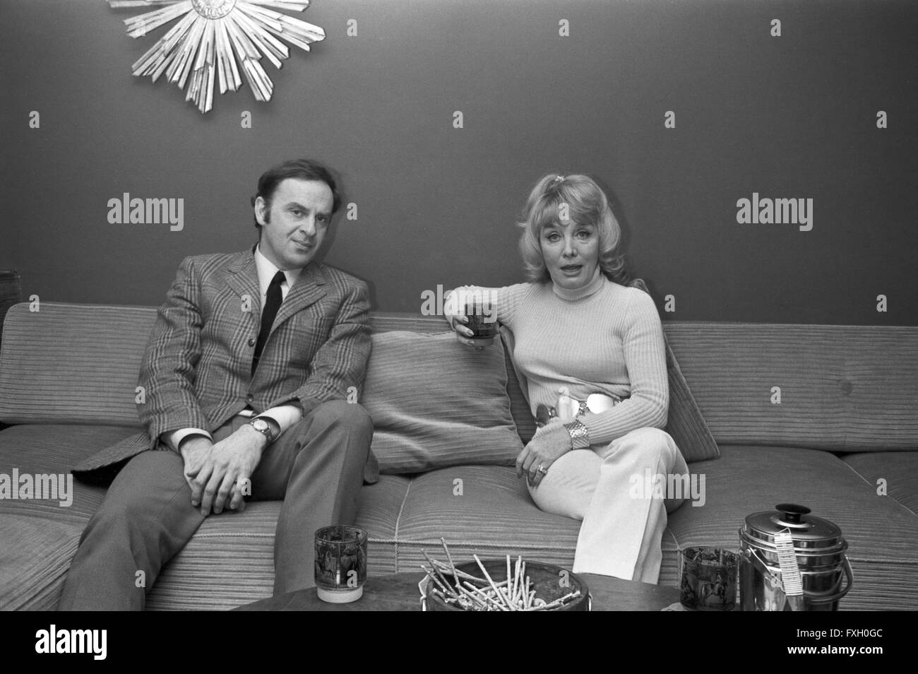 Zuhause bei der deutschen Schauspielerin Mady Rahl, Deutschland 1970er ...