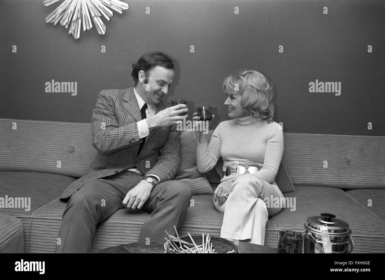 Zuhause bei der deutschen Schauspielerin Mady Rahl, Deutschland 1970er ...
