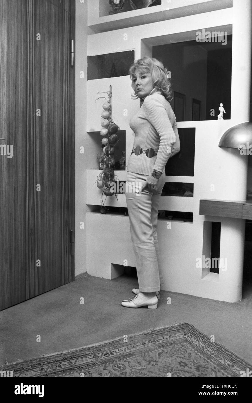 Zuhause bei der deutschen Schauspielerin Mady Rahl, Deutschland 1970er ...