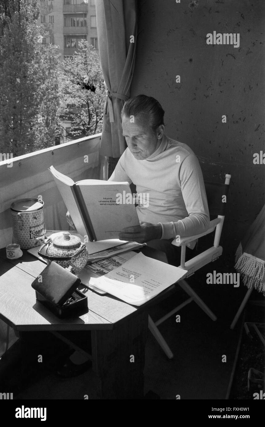 Der deutsche Schauspieler Georg Thomalla liest das Drehbuch zum Film ...