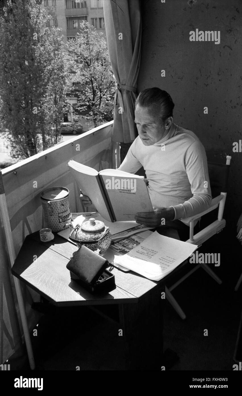 Der deutsche Schauspieler Georg Thomalla liest das Drehbuch zum Film ...