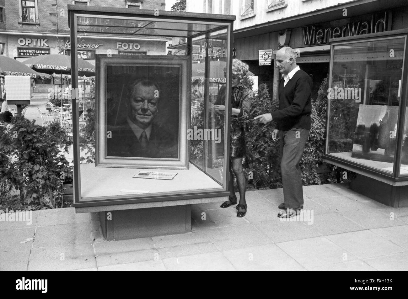 Der Kunstmaler Walter Muth mit einem Porträt von Bundeskanzler Willy ...