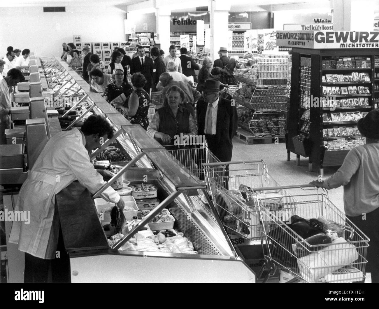 1960s supermarket hi-res stock photography and images - Alamy