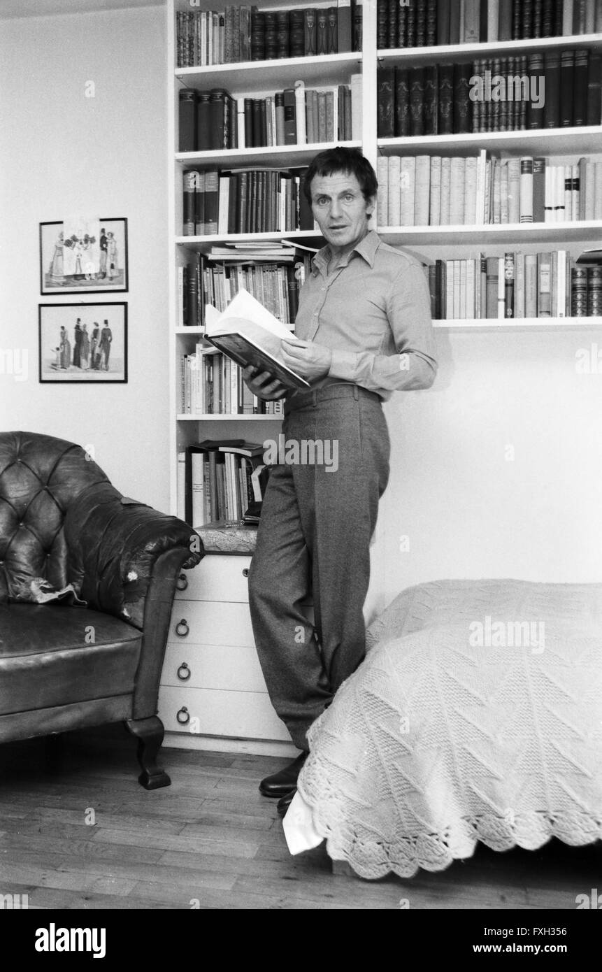 Der deutsche Schauspieler Heinz Bennent beim Lesen, Deutschland 1970er ...