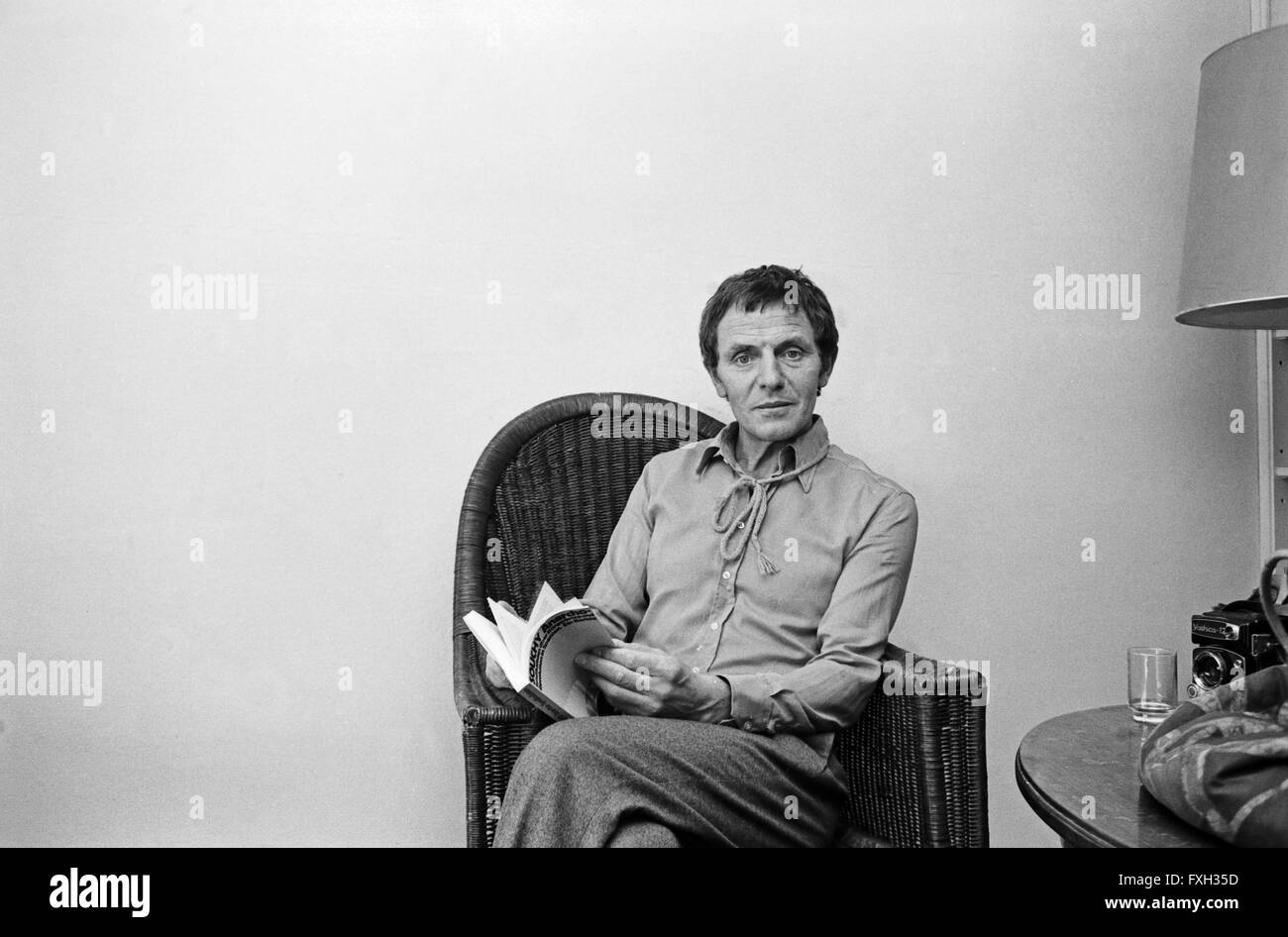 Der deutsche Schauspieler Heinz Bennent beim Lesen, Deutschland 1970er ...