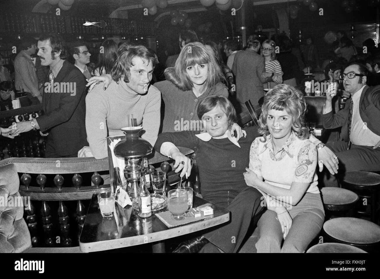 Ausgelassene Partystimmung in der Diskothek "Capt'n Cook" in München ...