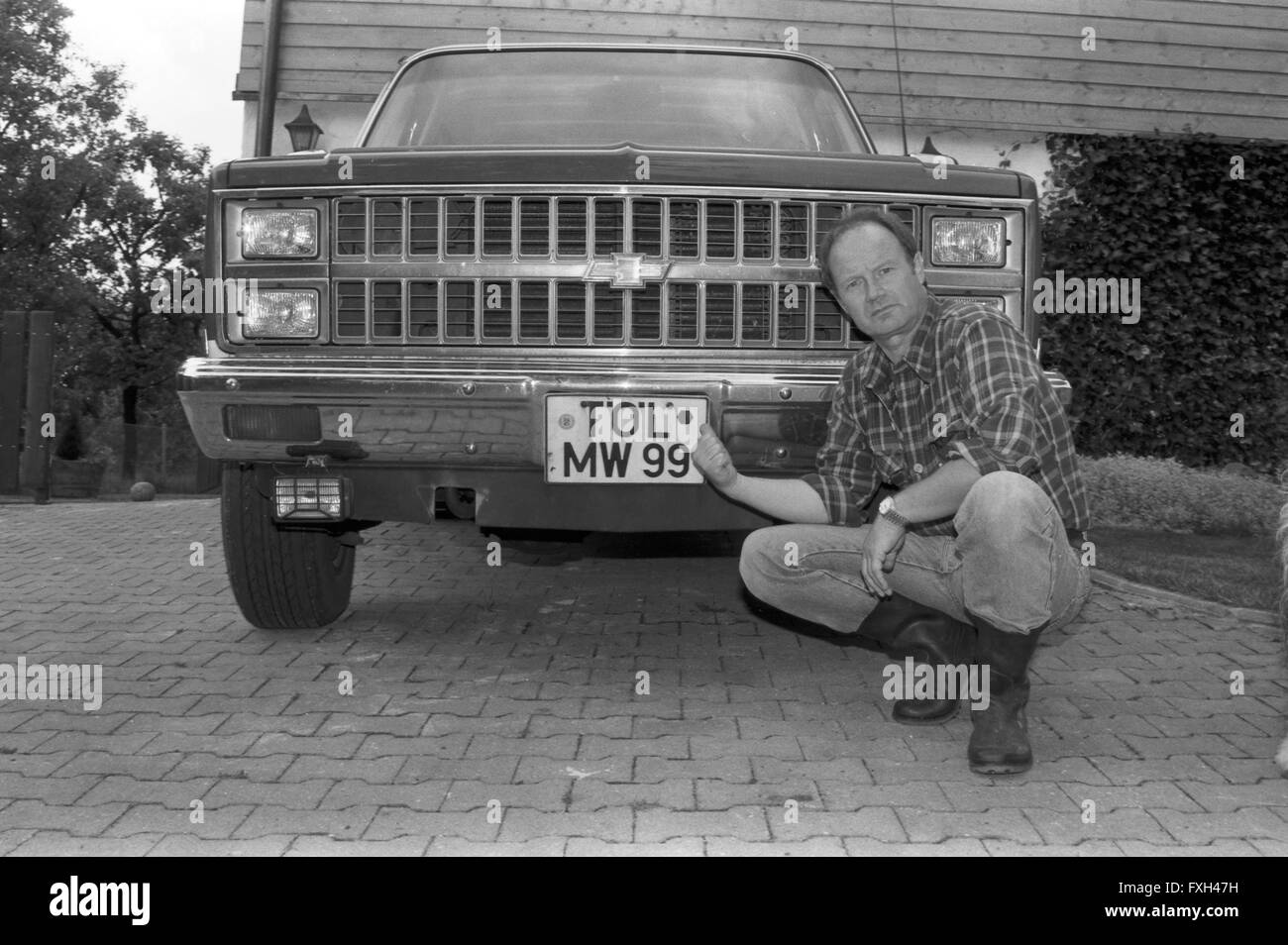 Der deutsche Schauspieler und Produzent Til Erwig mit seinem Chevrolet ...