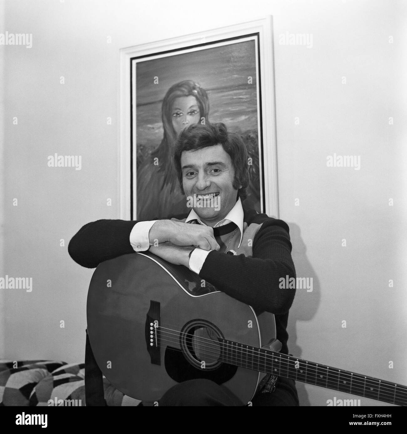 Beim deutschen Sänger Patrick Nielsen, zuhause, Deutschland 1970er ...