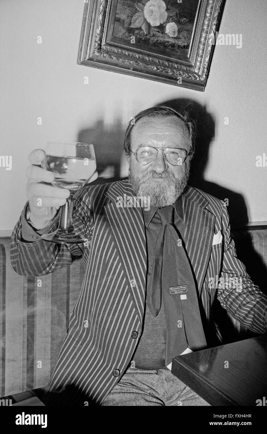 Der deutsche Schauspieler Siegfried Lowitz bei einem Glas Wein ...