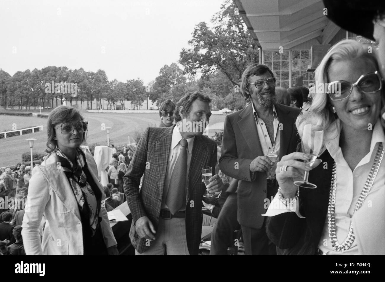 Der deutsche Schauspieler Harald Leipnitz (Mitte), Deutschland 1970er ...