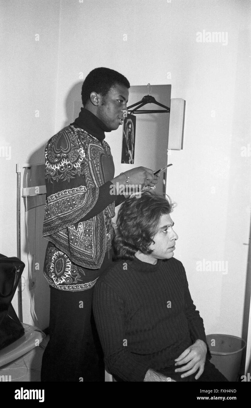 Der französische Sänger Ricky Shayne in der Garderobe, Deutschland ...