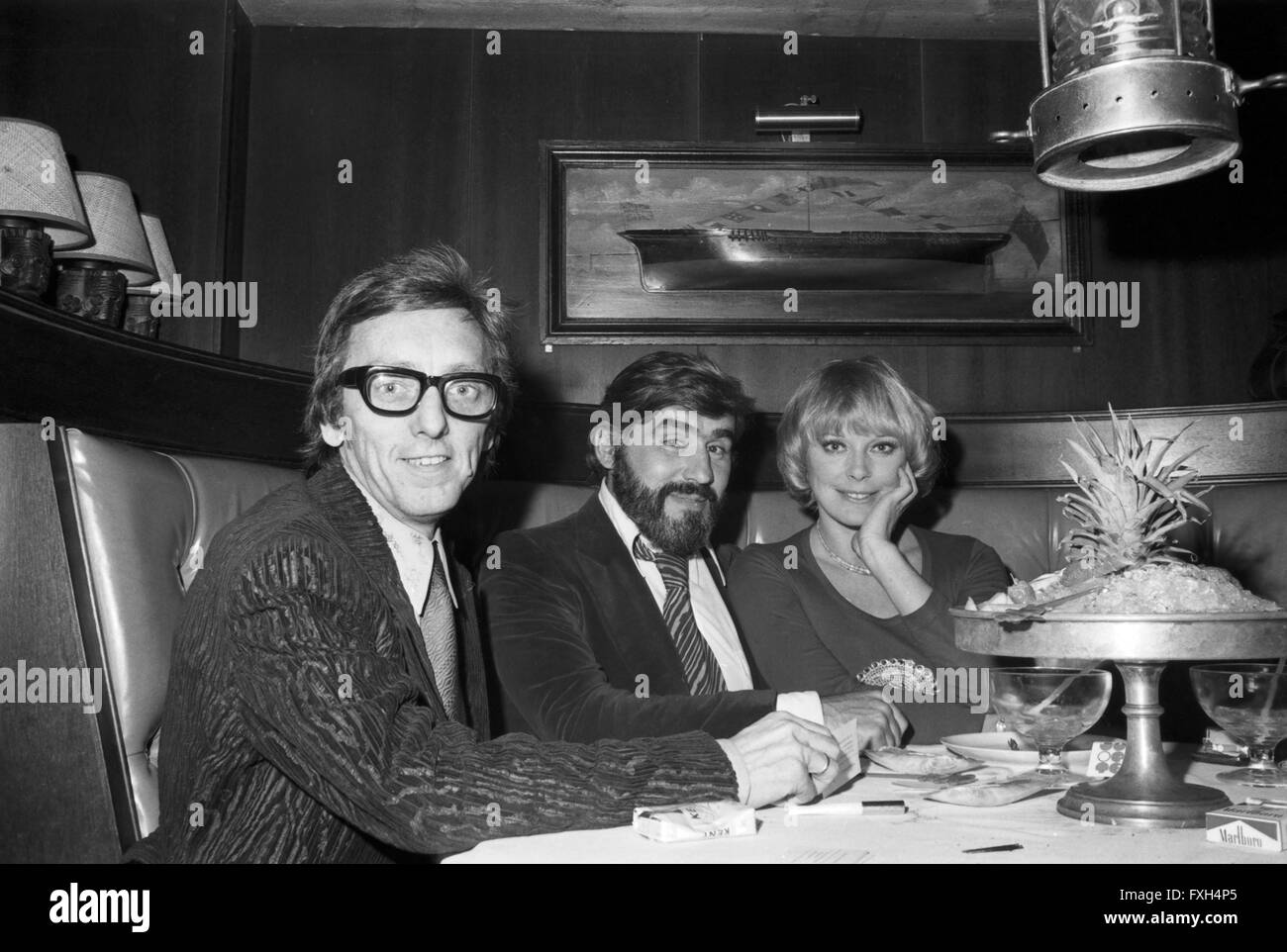 Der deutsche Schauspieler Mario Adorf mit Elke Sommer und Heinz Browers ...