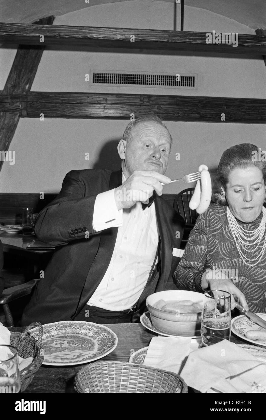 Der deutsche Schauspieler Gert Fröbe isst Würstchen beim Deutschen ...