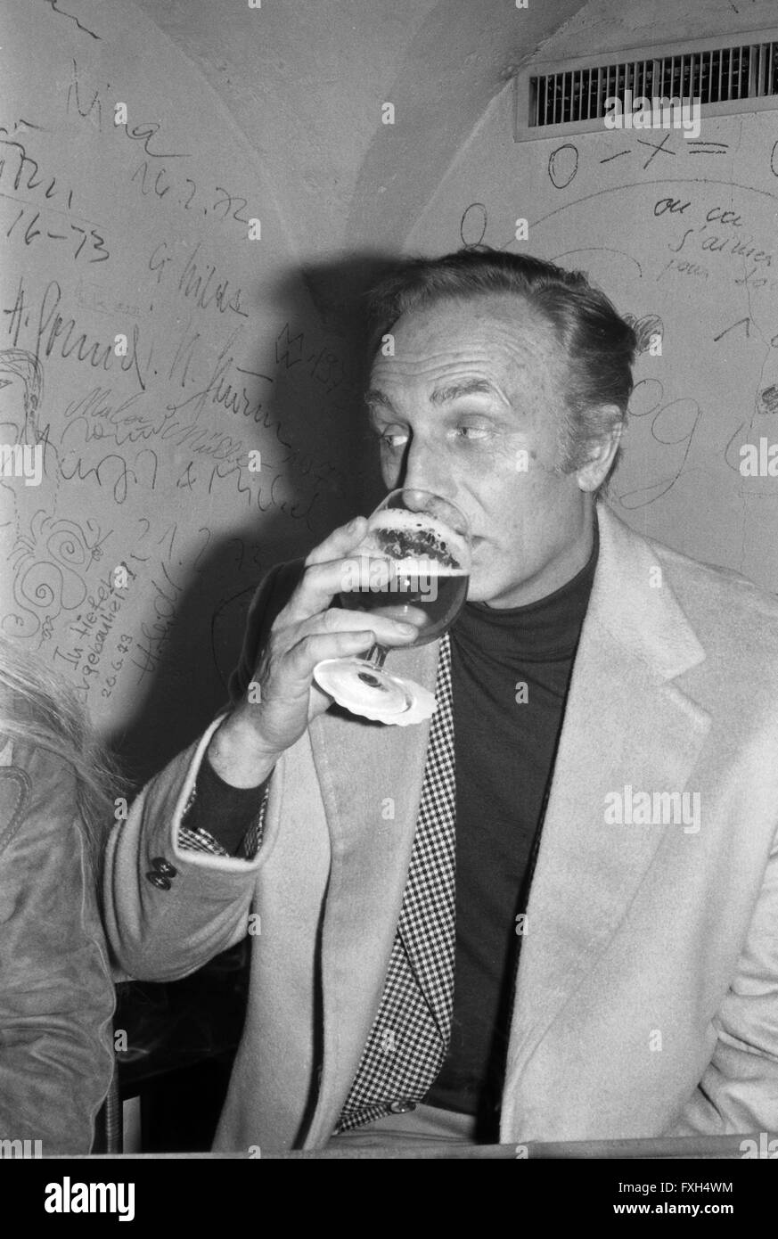 Der deutsche Schauspieler Anton Diffring bei der Wahl zur Miss Tenne ...