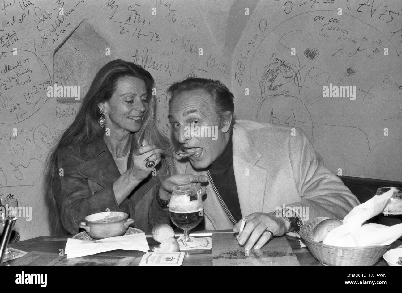 Der deutsche Schauspieler Anton Diffring bei der Wahl zur Miss Tenne ...