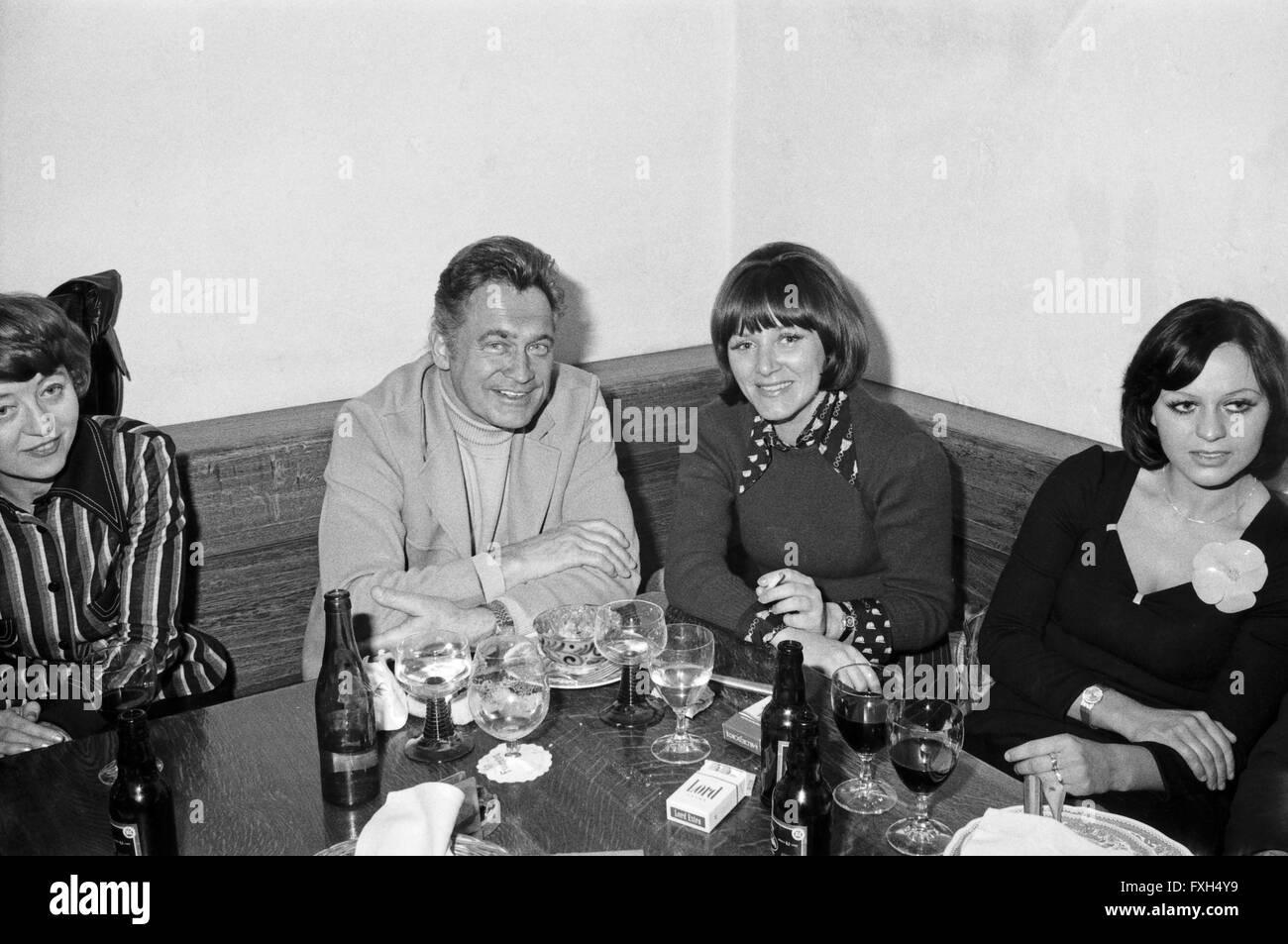 Der deutsche Schauspieler Anton Diffring in geselliger Runde in München ...